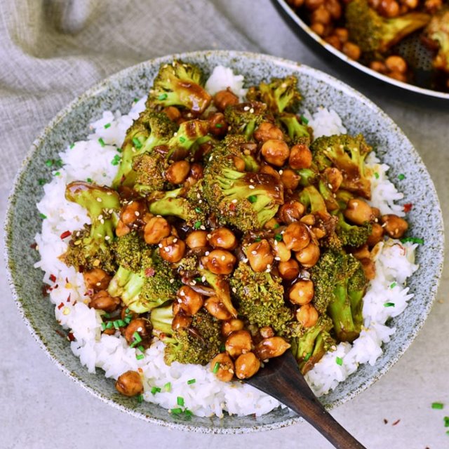 Easy Broccoli Chickpea Stirfry - 4 Top Cooks